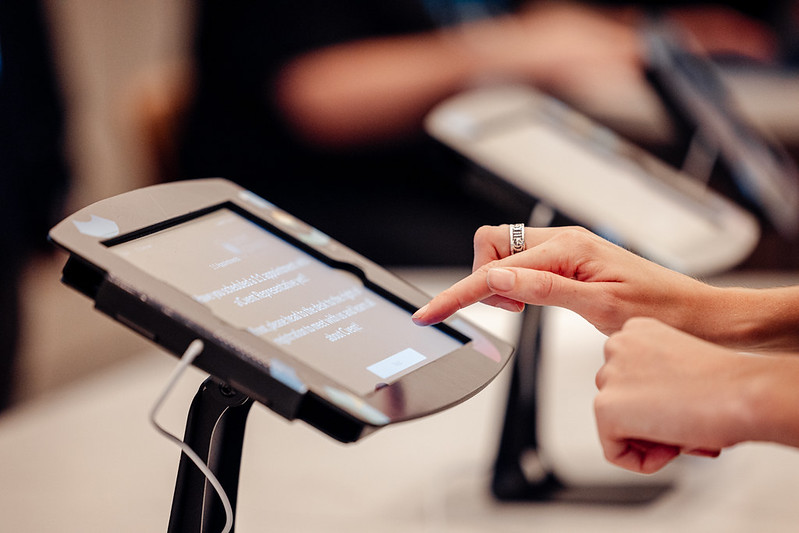 Badges on Demand: So sorgen Sie bereits am Einlass für gute Laune ...